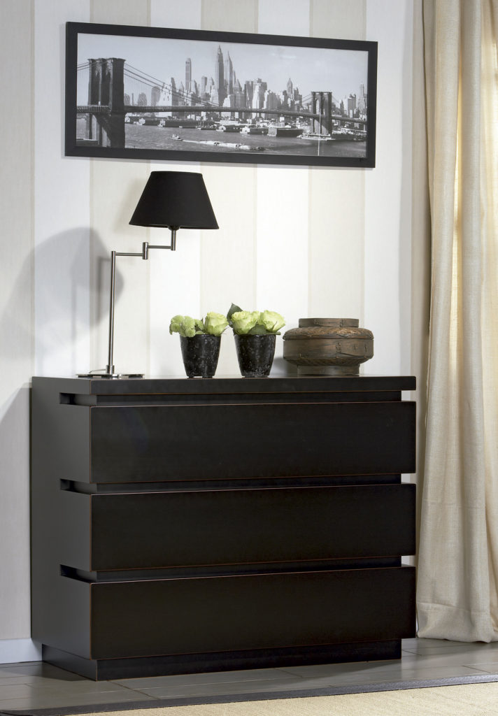 Cómoda de líneas rectas en negro -Palisandro Interiorismo